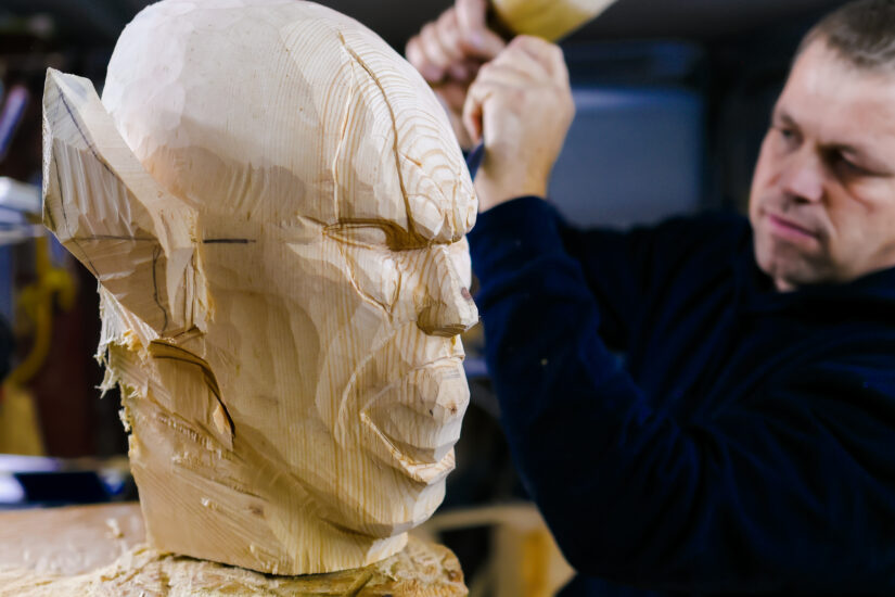 Krampusmasken schnitzen: Die Kunst der gruseligen Holzmasken